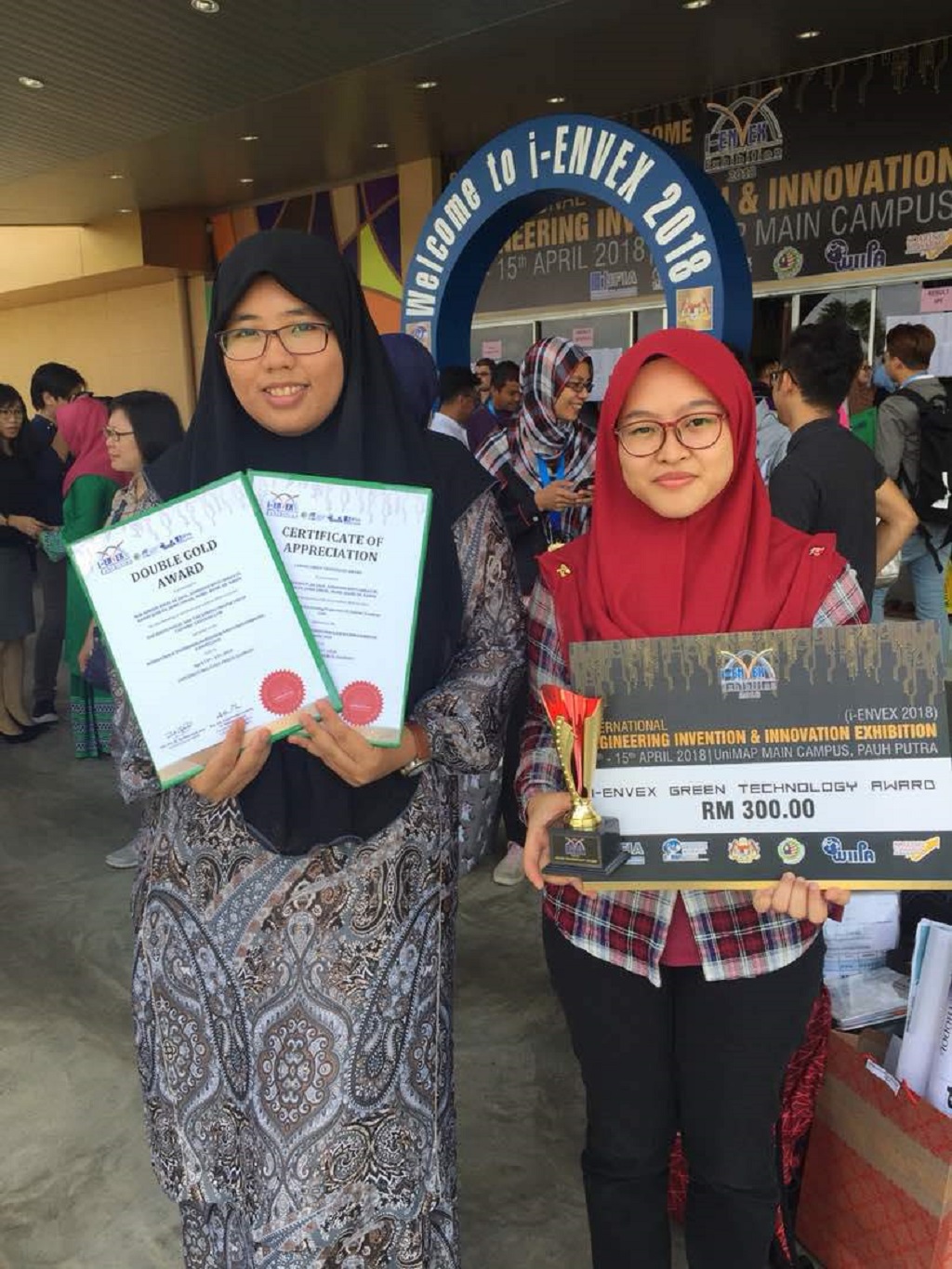 Mahasiswa UMP raih emas dan Anugerah Khas i-ENVEX 2018 | UMPSA News